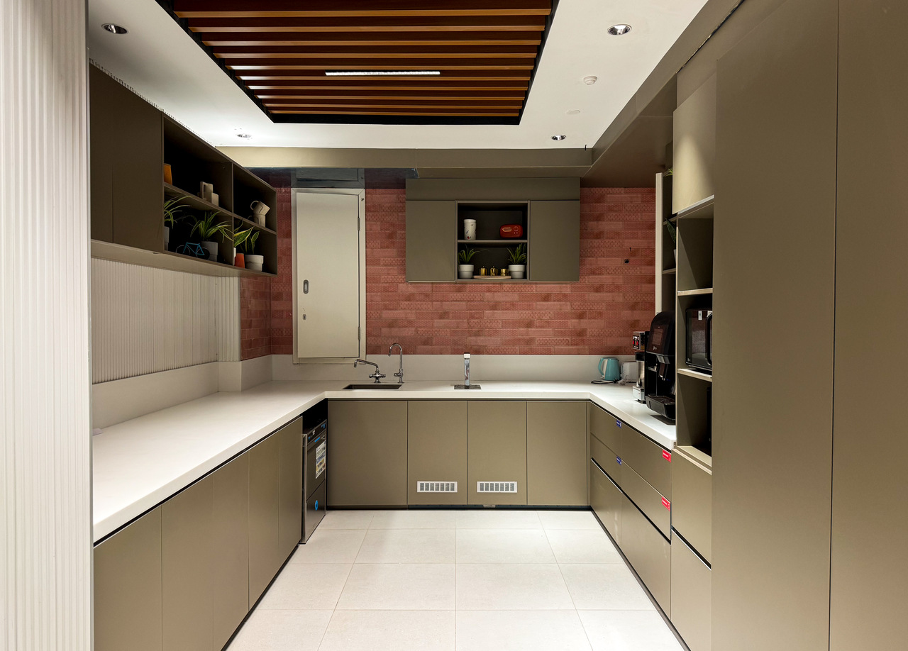 U shaped kitchen with Acrylic finish